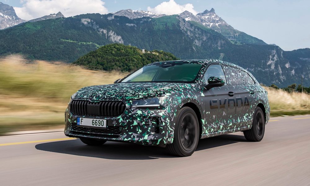 SKODA SUPERB 4 2024 LA QUATRIÈME GÉNÉRATION SE MONTRE CAMOUFLÉE - AUTO MAG