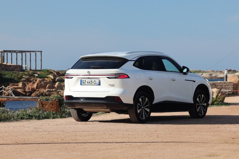 Essai MG EHS PHEV 2025 : Il muscle son style - AUTO MAG